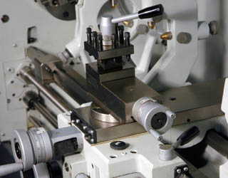 Machine may be shown with optional accessories